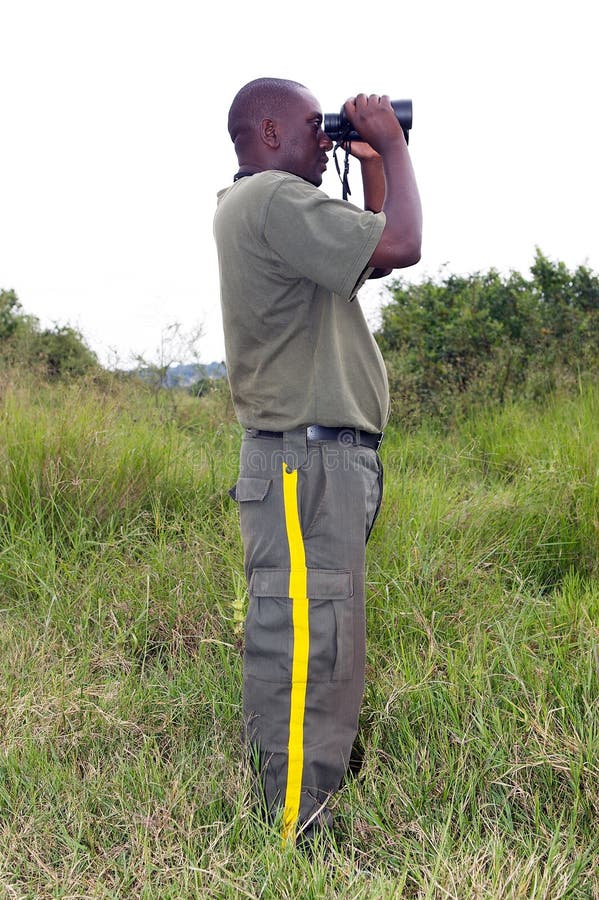 Guarda Del Parque Que Mira La Madre Y Al Hijo Que Visitan A Cliff ...