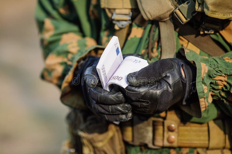 Guardabosques Que Sostienen Hacia Fuera Efectivo 500 Cuentas Euro ...