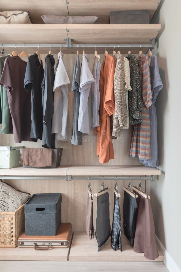 Guardarropa De Madera Con La Ropa Que Cuelga En El Carril Foto de ...