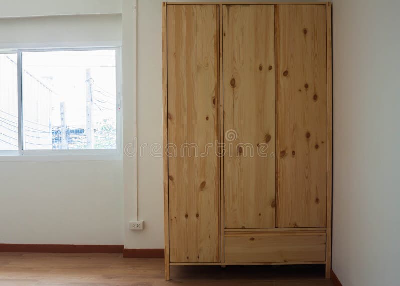 Guardarropa De Madera Del Nuevo Pino De Zeland Imagen de archivo ...