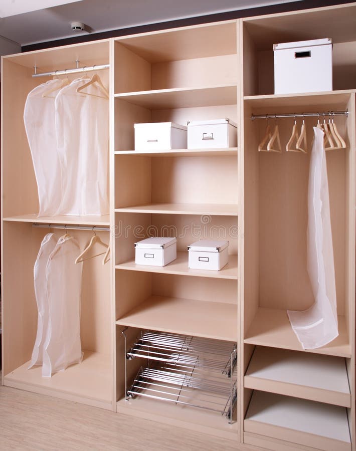Guardarropa De Madera A Estrenar Foto de archivo - Imagen de moderno ...