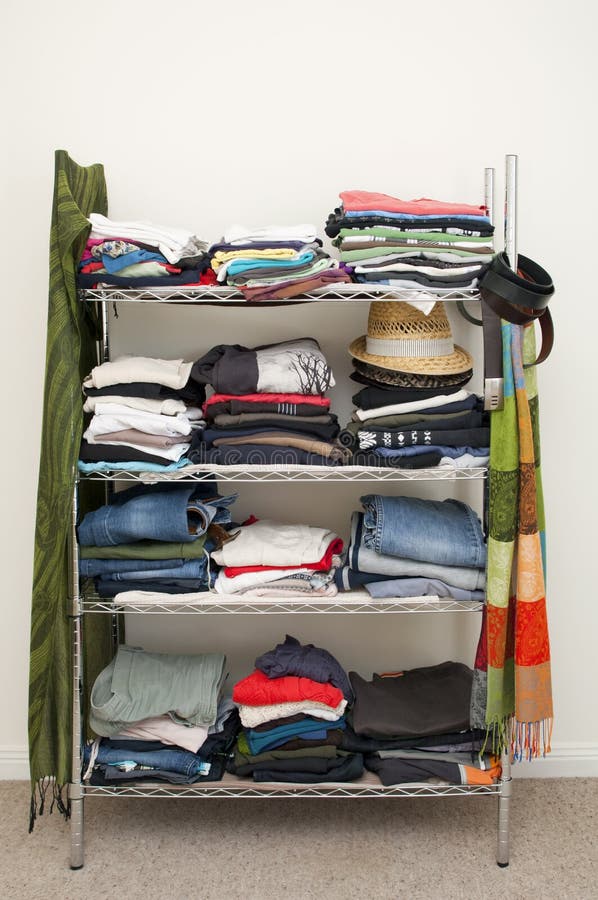 Guardarropa lleno imagen de archivo. Imagen de camisa - 30529783