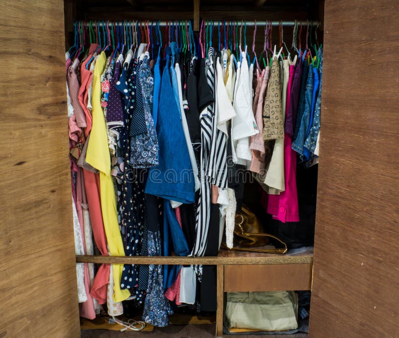 Guardarropa lleno imagen de archivo. Imagen de camisa - 30529783