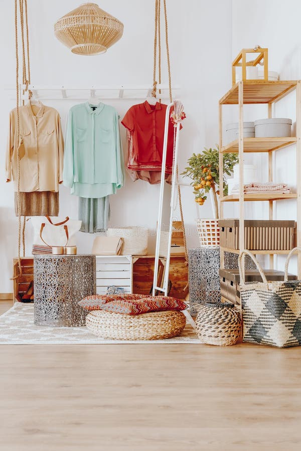 Guardarropa moderno imagen de archivo. Imagen de casero - 8455893