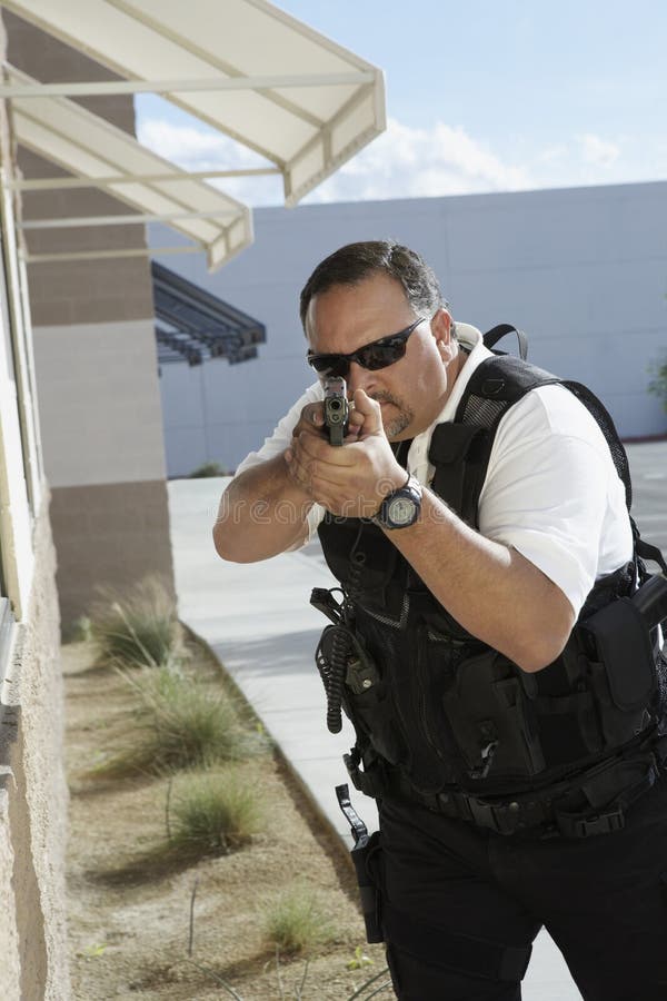 Guardia De Seguridad Aiming with Gun Foto de archivo - Imagen de ...