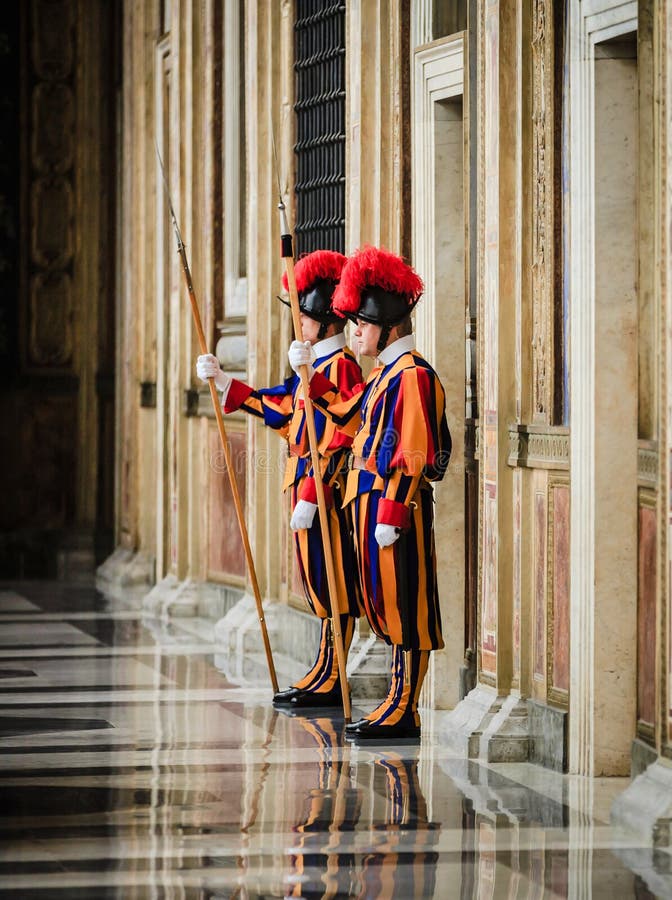 Guardia Suizo Papal En Uniforme Imagen de archivo editorial - Imagen de ...