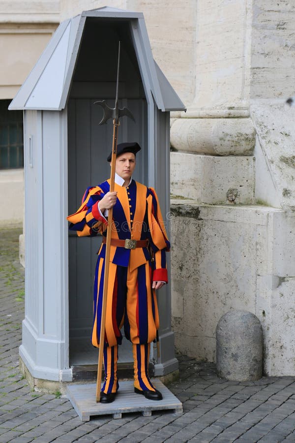 Guardia De Suiza Pontificia a La Entrada De La Ciudad De Vaticana ...