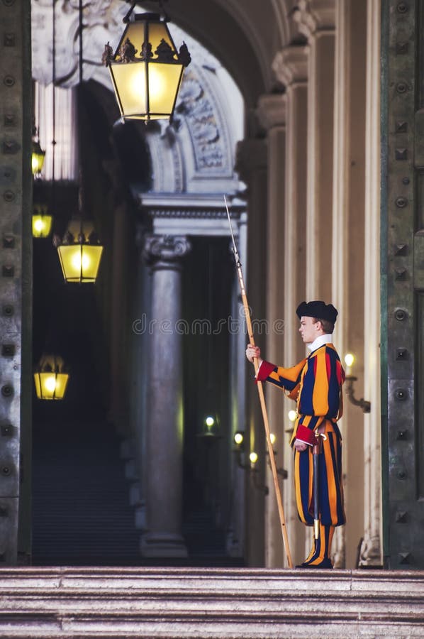 Guardia svizzera fotografia editoriale. Immagine di roma - 40235777