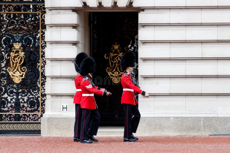Guards Outside Buckingham Palace, London Editorial Stock Photo - Image ...