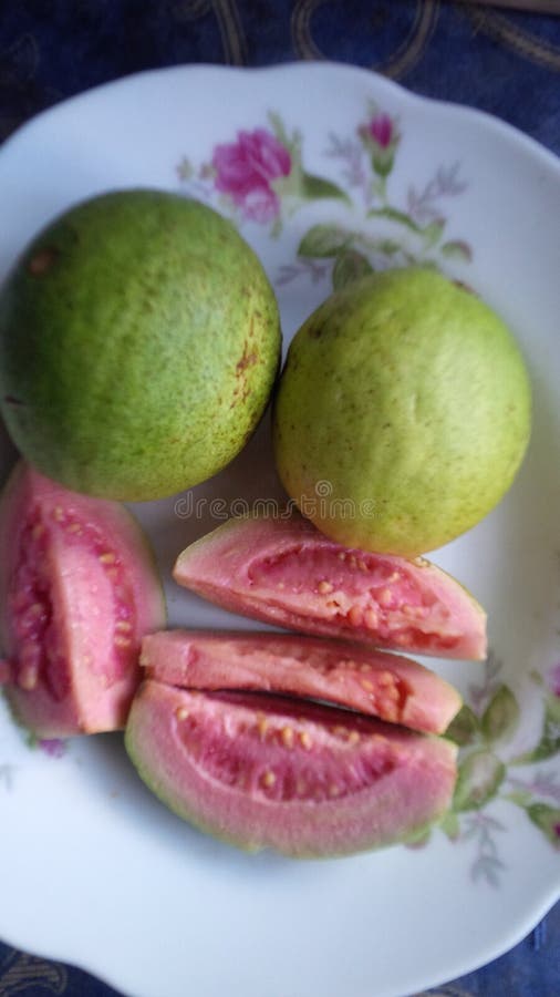 Guayaba de semilla roja foto de archivo. Imagen de hoja - 197140132