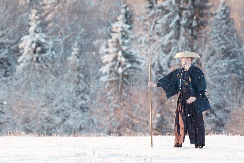 Guerreiro Da Monge Entre a Floresta Da Neve Imagem de Stock - Imagem de ...
