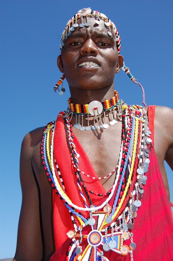 O Guerreiro De Maasai Mostra Como Usar Uma Planta Para Escovar Os ...