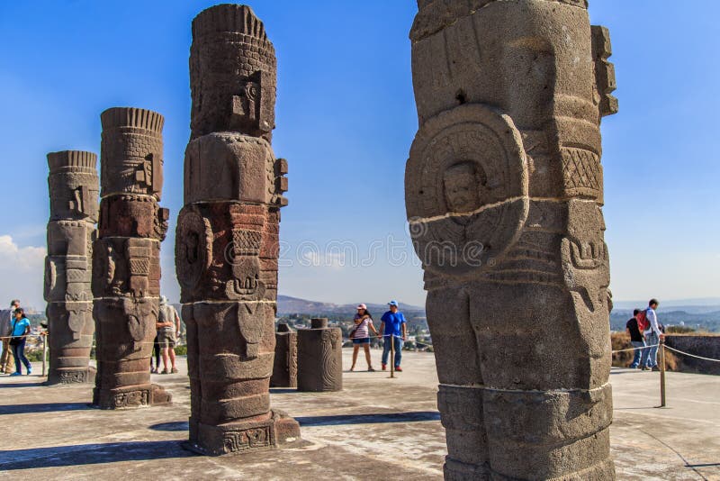 Guerreros Toltecos O Columnas Atlantes En La Pirámide De Quetzalcoatl ...