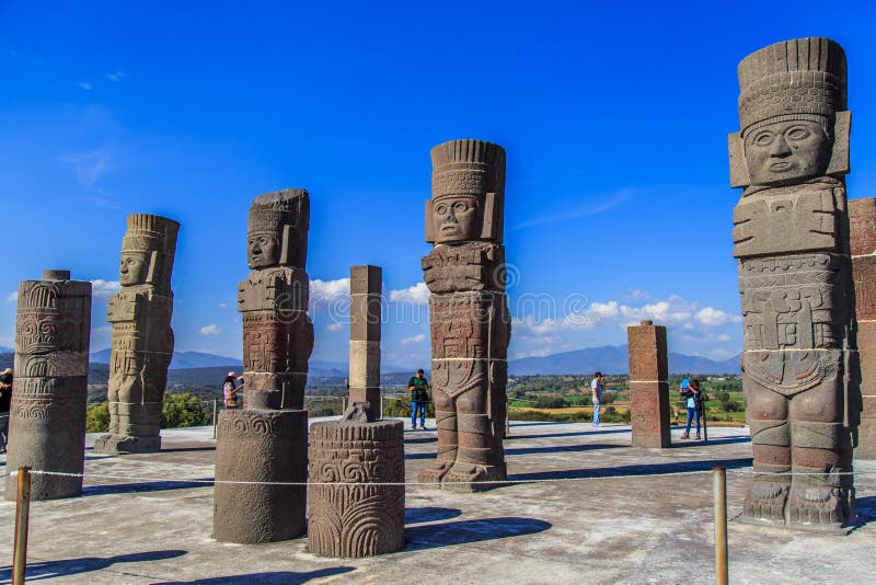 Guerreros Toltecos O Columnas Atlantes En La Pirámide De Quetzalcoatl ...