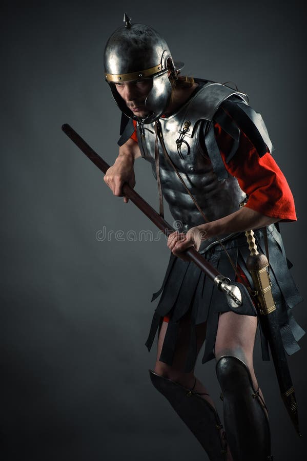 Attaque Brutale Agressive De Guerrier Avec Une Lance Photo stock ...