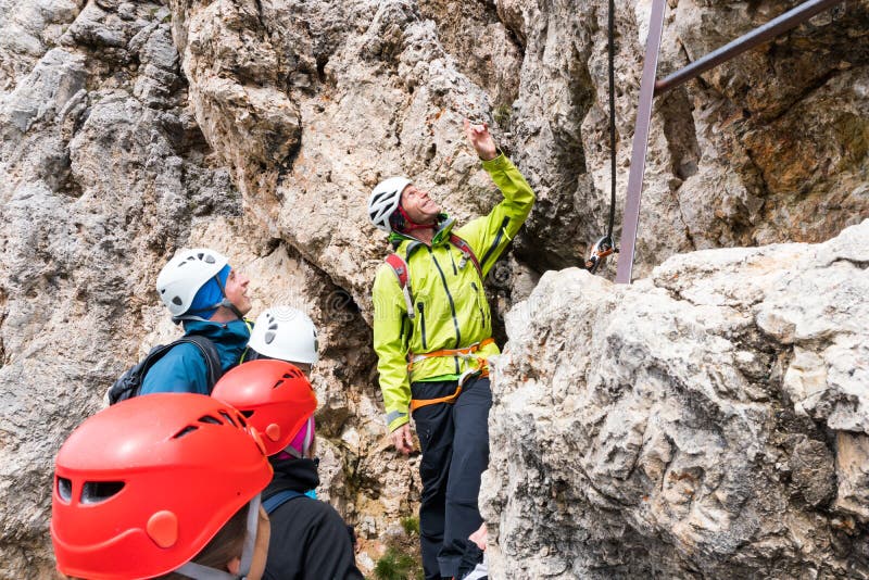 Guida Della Montagna Che Istruisce I Giovani Scalatori All'inizio Di Un ... Guida Della Montagna Che Istruisce I Giovani Scalatori All'inizio Di Un ...