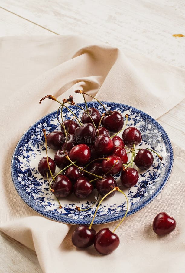 Guindas En El Plato, Primer Imagen de archivo - Imagen de gente, imagen ...