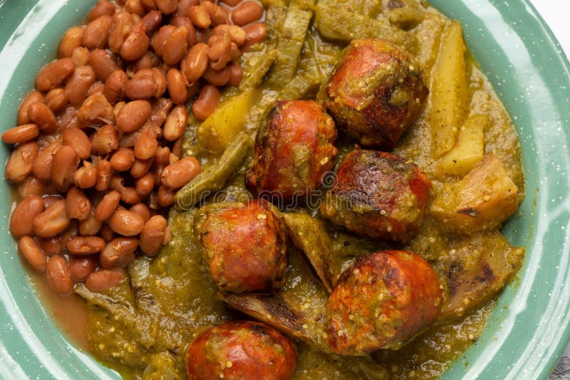 Guisado Chorizo Com Molho Verde E Cacto Nopal. Comida Mexicana Imagem ...