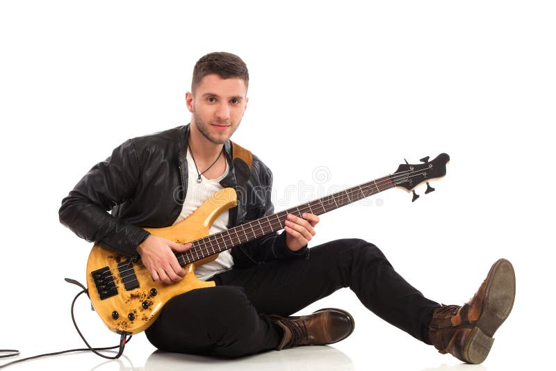Guitariste Masculin S'asseyant Sur Le Plancher. Image stock - Image du ...