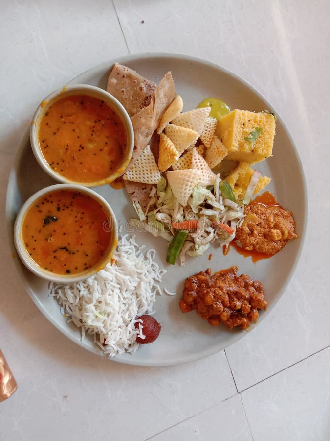 Gujarati thali arkivfoto. Bild av sallad, chapati, gujarati - 161033970