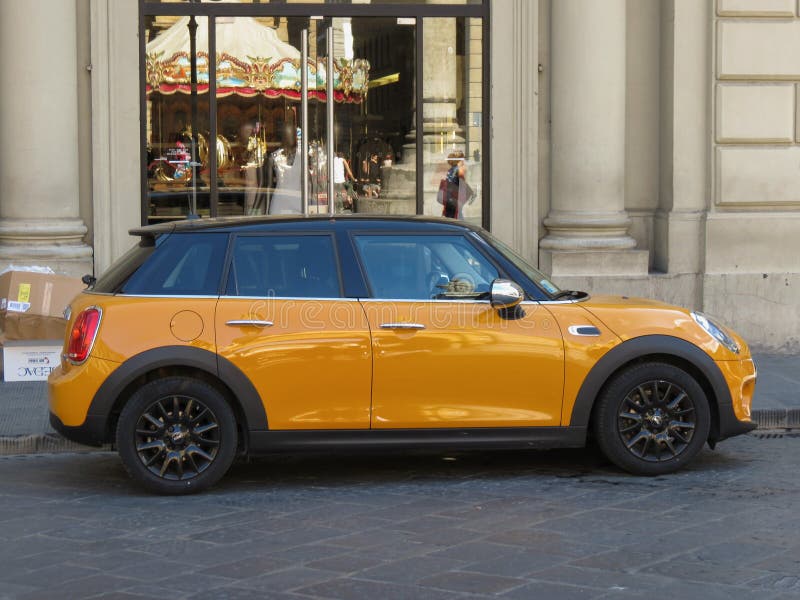 Gul orange Mini Cooper bil redaktionell arkivfoto. Bild av orange ...