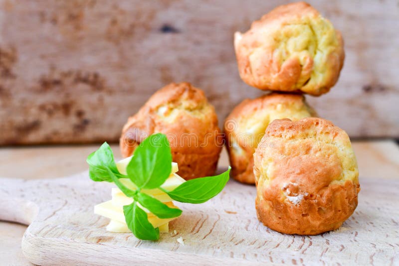 Gul ost och ostmuffin arkivfoto. Bild av camembert, kakor - 108723422