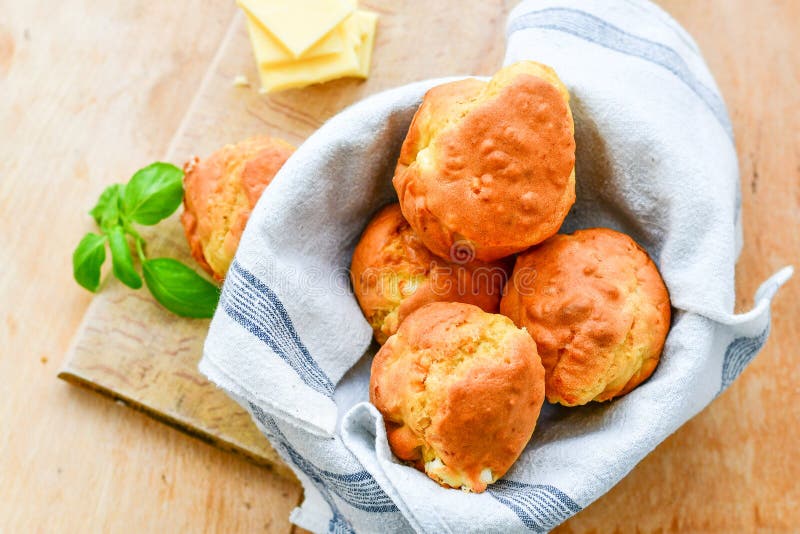 Gul ost och ostmuffin arkivfoto. Bild av gourmet, friskhet - 108726370