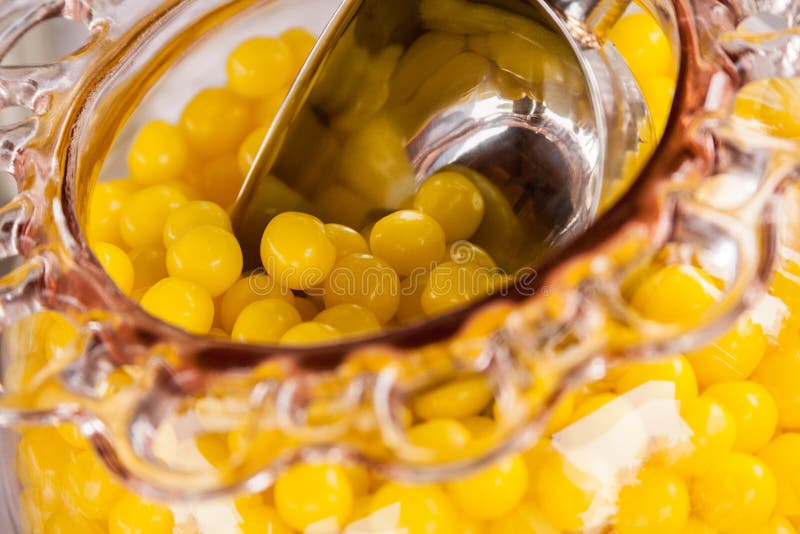 Gula godisar i silverhåv arkivfoto. Bild av skopa, fält - 33176236