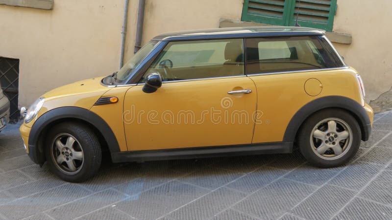 Gul Mini Cooper cabrio redaktionell foto. Bild av drev - 130024940