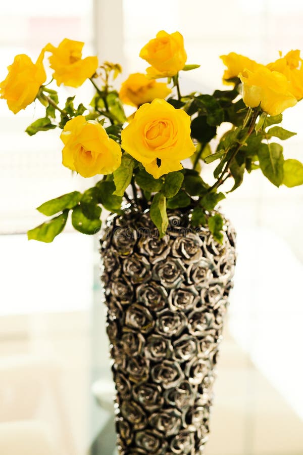 Gula rosor i en vas fotografering för bildbyråer. Bild av foto - 64142337
