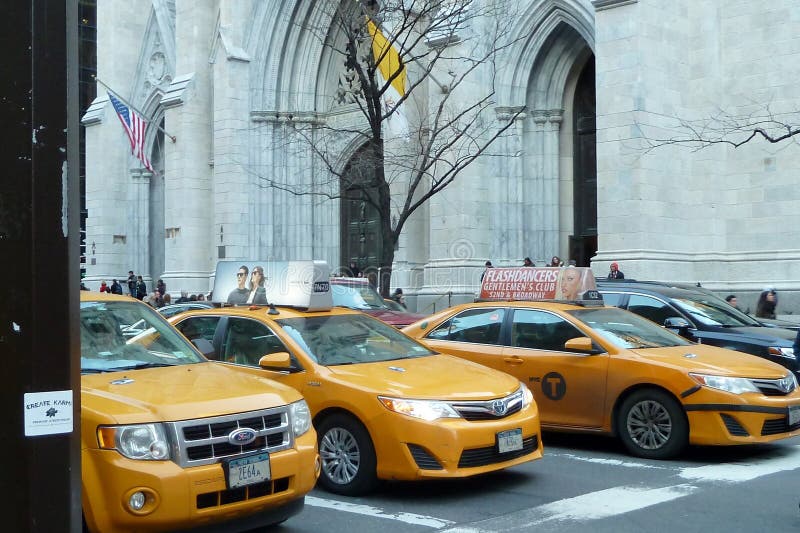 Gula Taxiar Och Neonljus Kvadrerar Tidvis I New York City Redaktionell ...