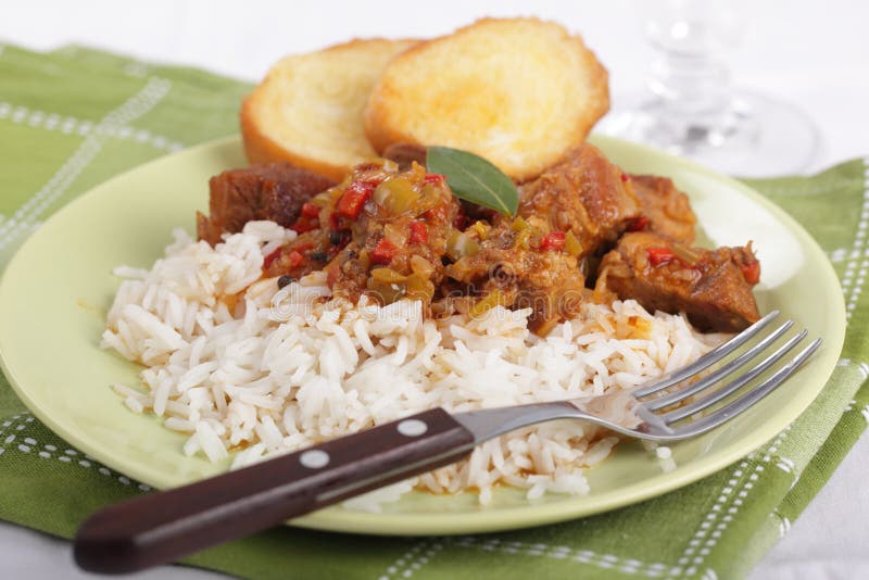 Gulasch mit Reis stockbild. Bild von reis, gulasch - 15961791