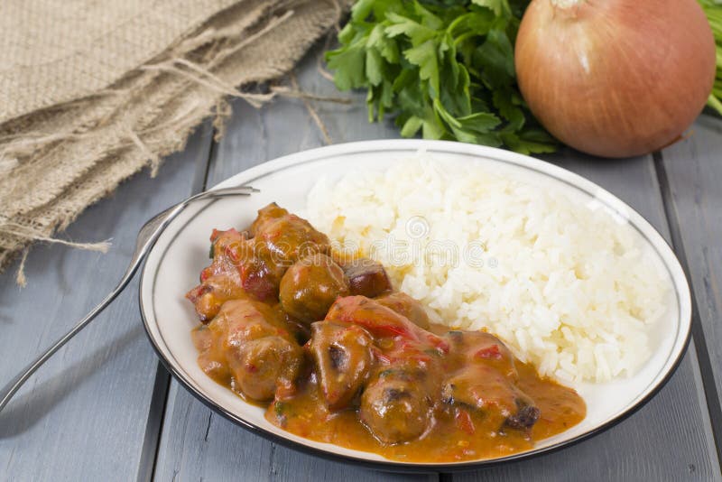 Gulasch und weißer Reis stockbild. Bild von europa, rustikal - 23957843