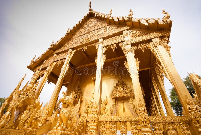 Guld- konst i thai tempel fotografering för bildbyråer. Bild av härlig ...