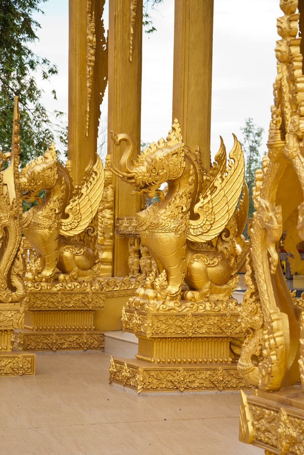 Guld- konst i thai tempel fotografering för bildbyråer. Bild av härlig ...