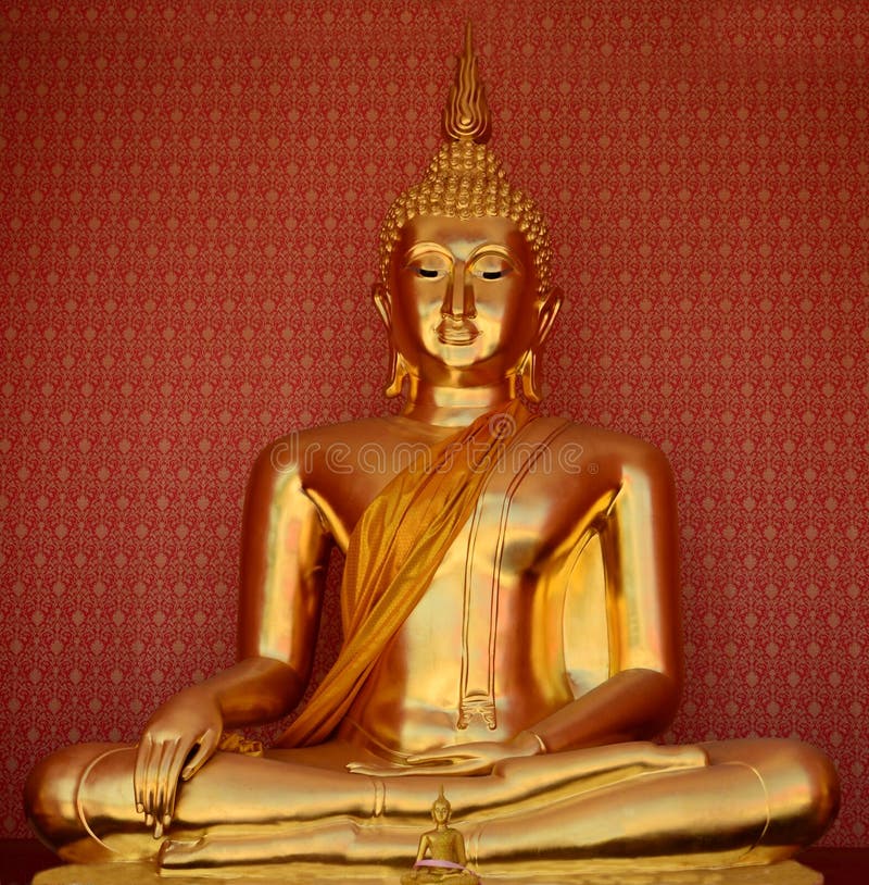 Guld- thailändska Buddha fotografering för bildbyråer. Bild av sittande ...