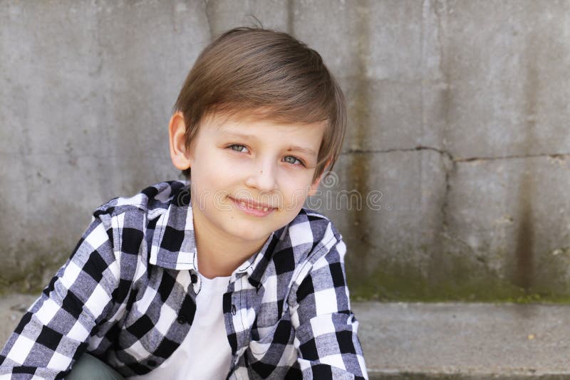 Gullig blond pojke fotografering för bildbyråer. Bild av skjorta - 93076115