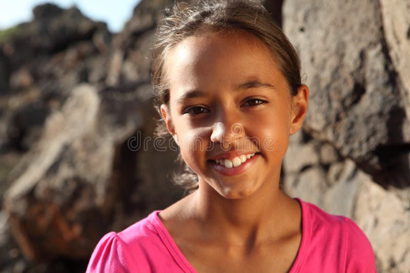 Gullig Flicka Blandat Utomhus Raceleendebarn Fotografering för ...