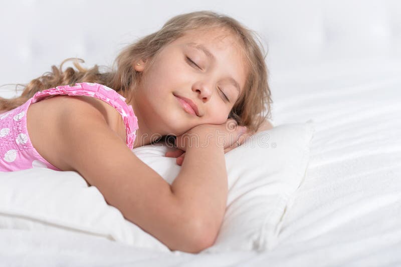 Gullig Flicka Little Som Sovar Arkivfoto - Bild av trevligt, barn: 77967876