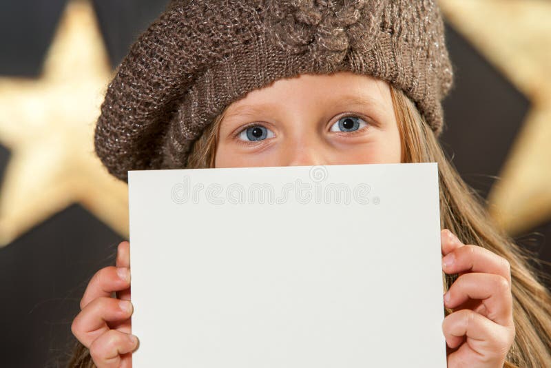 Gullig Flicka Med Beanienederlag Bak Vitkort. Arkivfoto - Bild av beröm ...