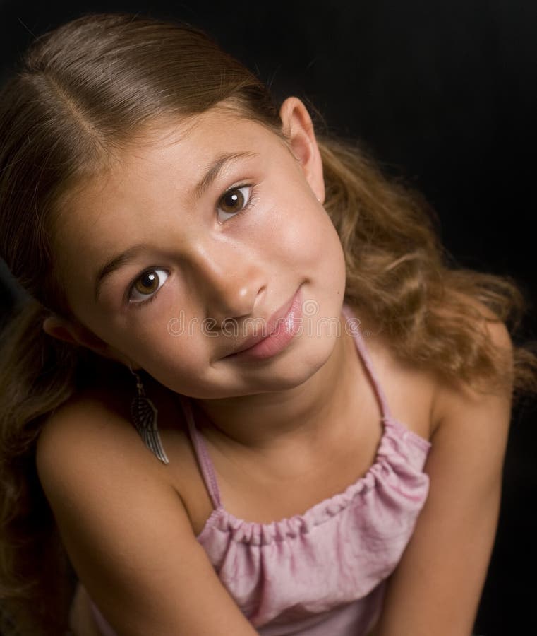 Gullig Flicka Som Ser Upp Den Blandade Racen Arkivfoto - Bild av ...