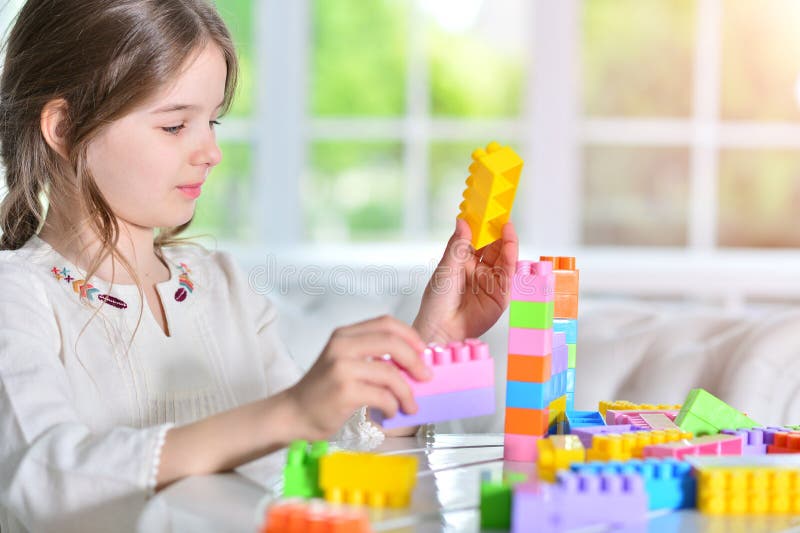 Gullig Flicka Som Spelar Med Kvarter Arkivfoto - Bild av barn, detalj ...