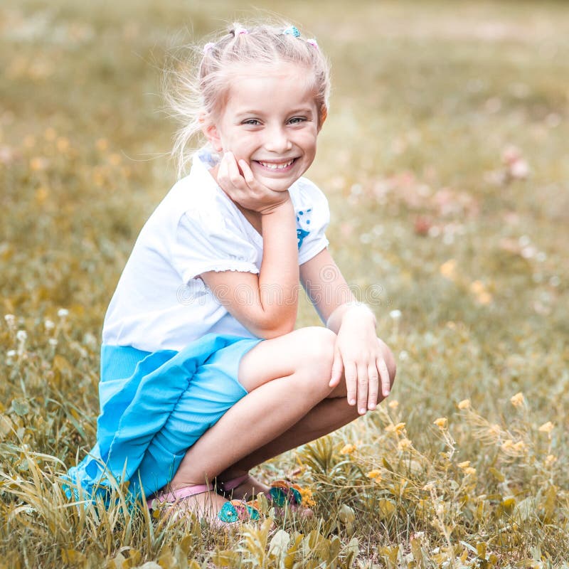 Gullig le liten flicka fotografering för bildbyråer. Bild av bakgrund ...
