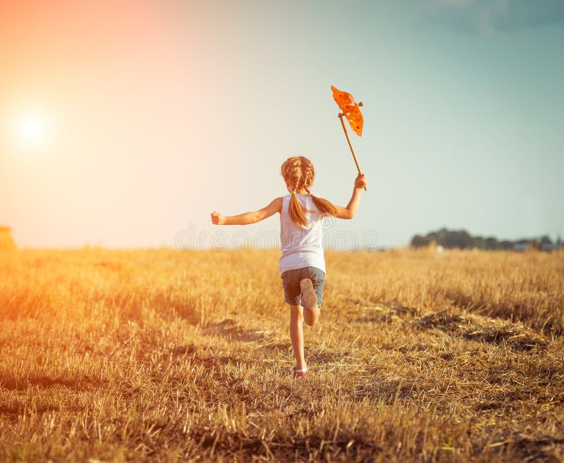 Liten Gullig Flicka Som Flyger En Drake Arkivfoto - Bild av alon ...