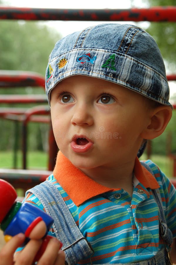 Gullig pojke little arkivfoto. Bild av lyckligt, lekplats - 7229964