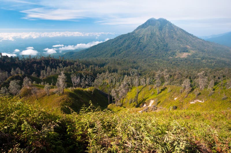 Vulkanberg Merapi Und Blauer Himmelshintergrund Stockbild - Bild von ...
