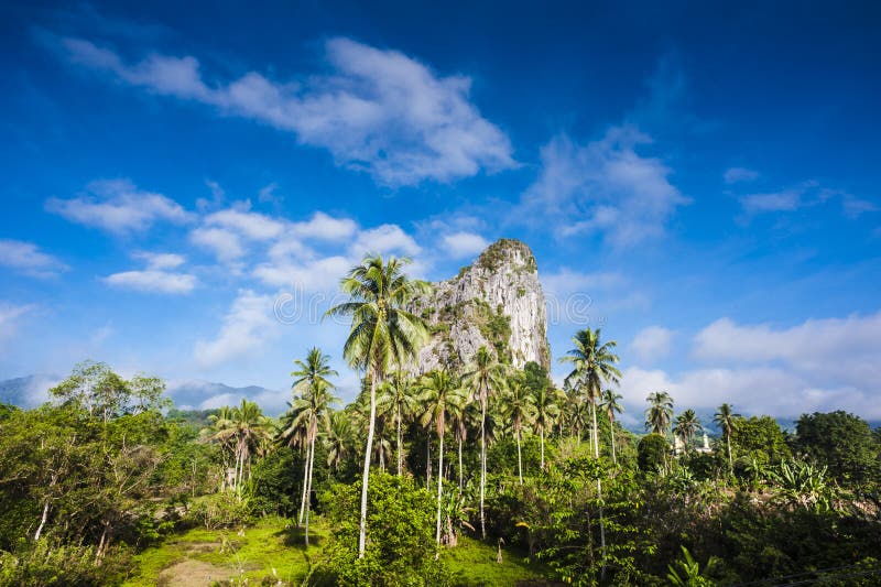 Gunung Reng, Jeli, Kelantan Imagen de archivo - Imagen de abajo, roca ...