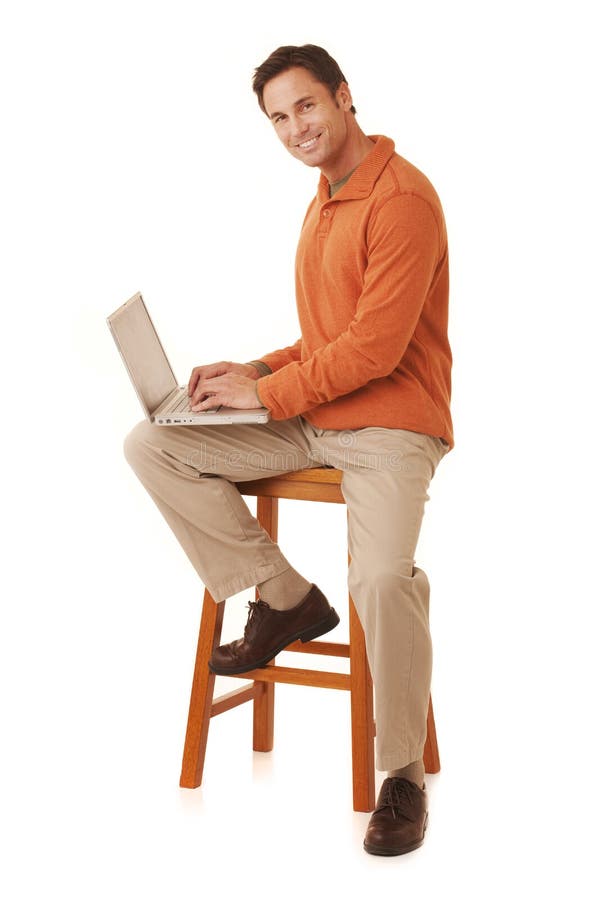 Attraktiver Mann Arbeitet an Einem Laptop Stockfoto - Bild von flach ...