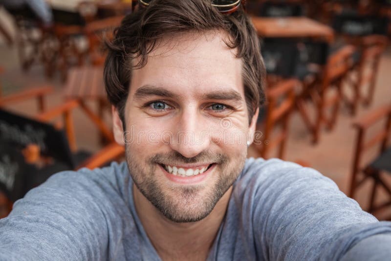 Gut Aussehender Mann, Der Selfie Nimmt Stockbild - Bild von ausdrücken ... Gut Aussehender Mann, Der Selfie Nimmt Stockbild - Bild von ausdrücken ...