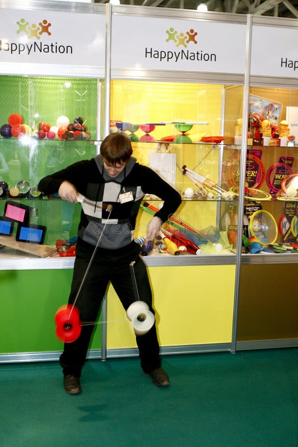 The guy play the yo-yo editorial stock photo. Image of show - 18922638